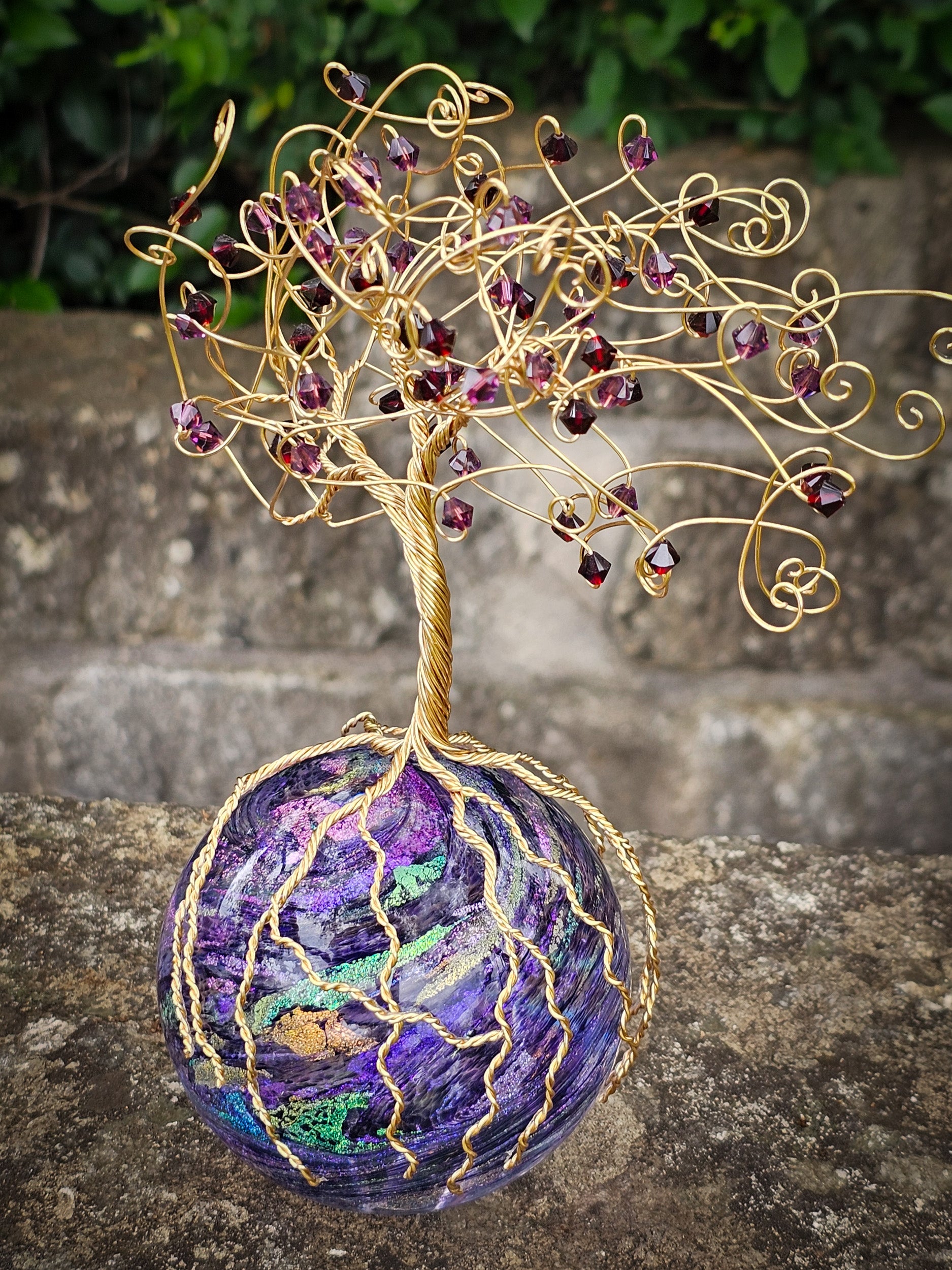 This thumbnail carousel is linked to the main image carousel. Selecting ...